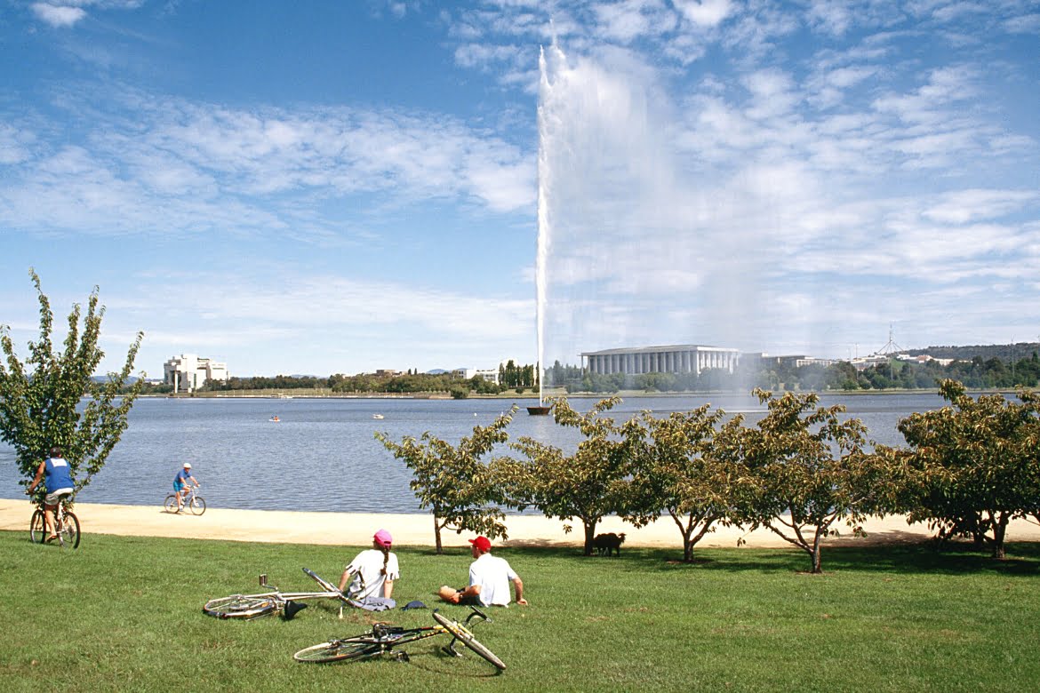 A 360° View Of The Artificial Lake Burley Griffin’s Natural Charm